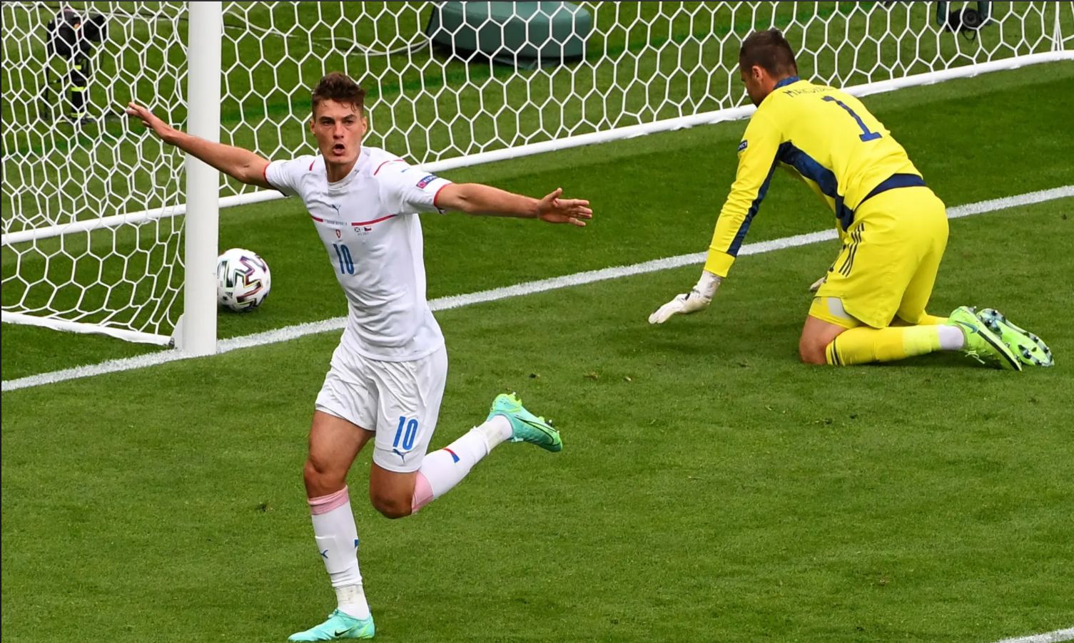 Γκολ από το κέντρο ο Σικ στη νίκη της Τσέχιας - KokkinosProtathlitis.gr